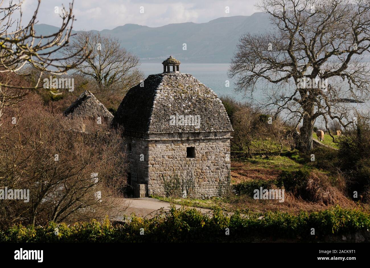 Pigeonnier du xviie siècle. Cette structure en pierre, situé dans la ...