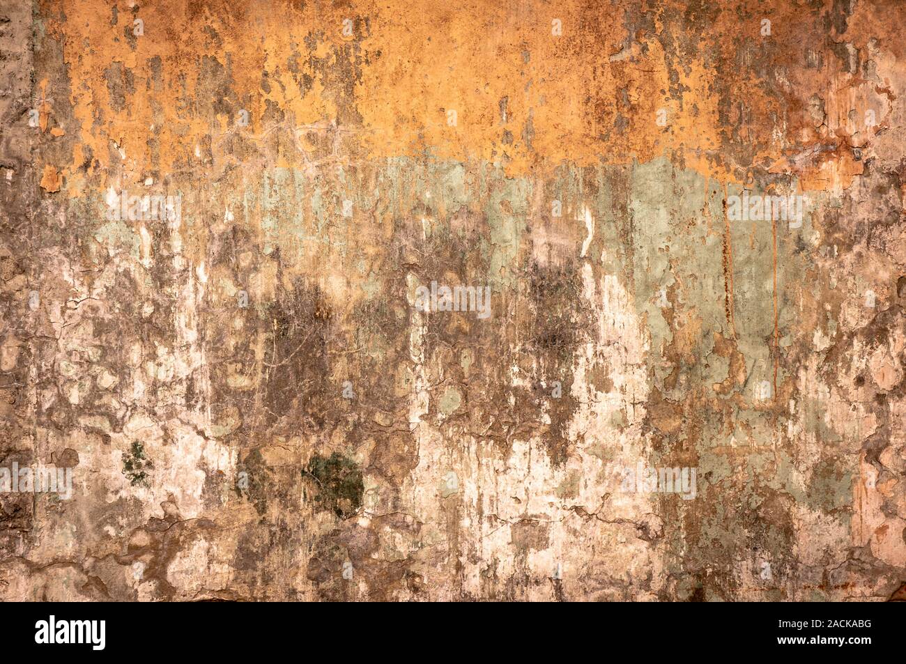 Mur sale avec du mauvais ciment plâtre. Vintage texture de surface ...