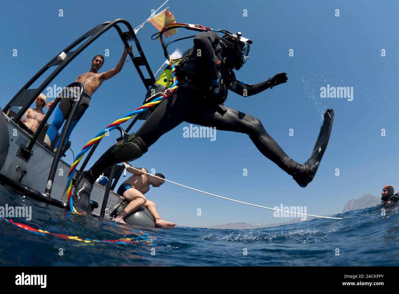 Plongeur professionnel. Surface commerciale-plongeur fourni dans l'eau ...