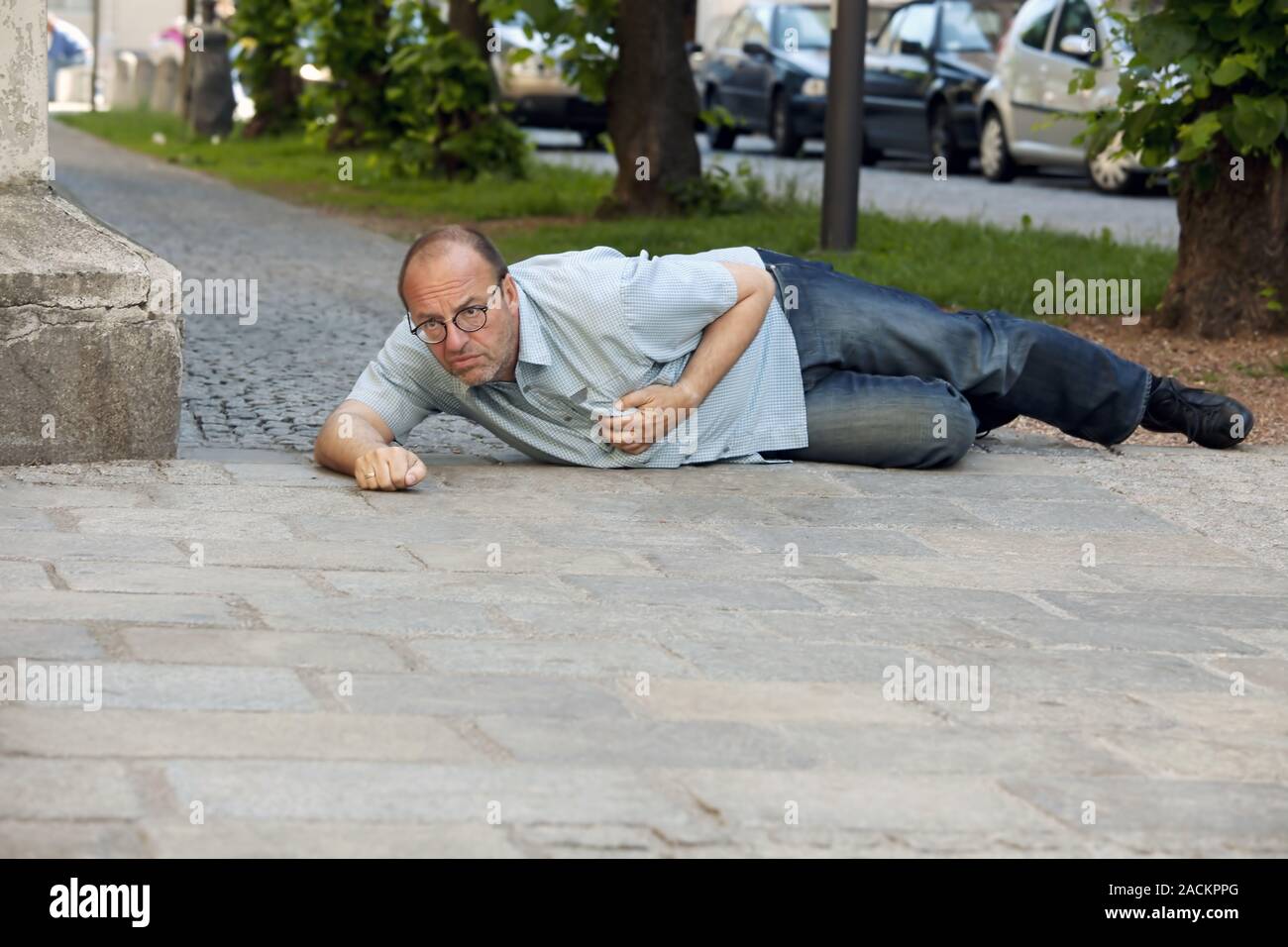 L'homme a une attaque cardiaque ou un AVC Photo Stock - Alamy