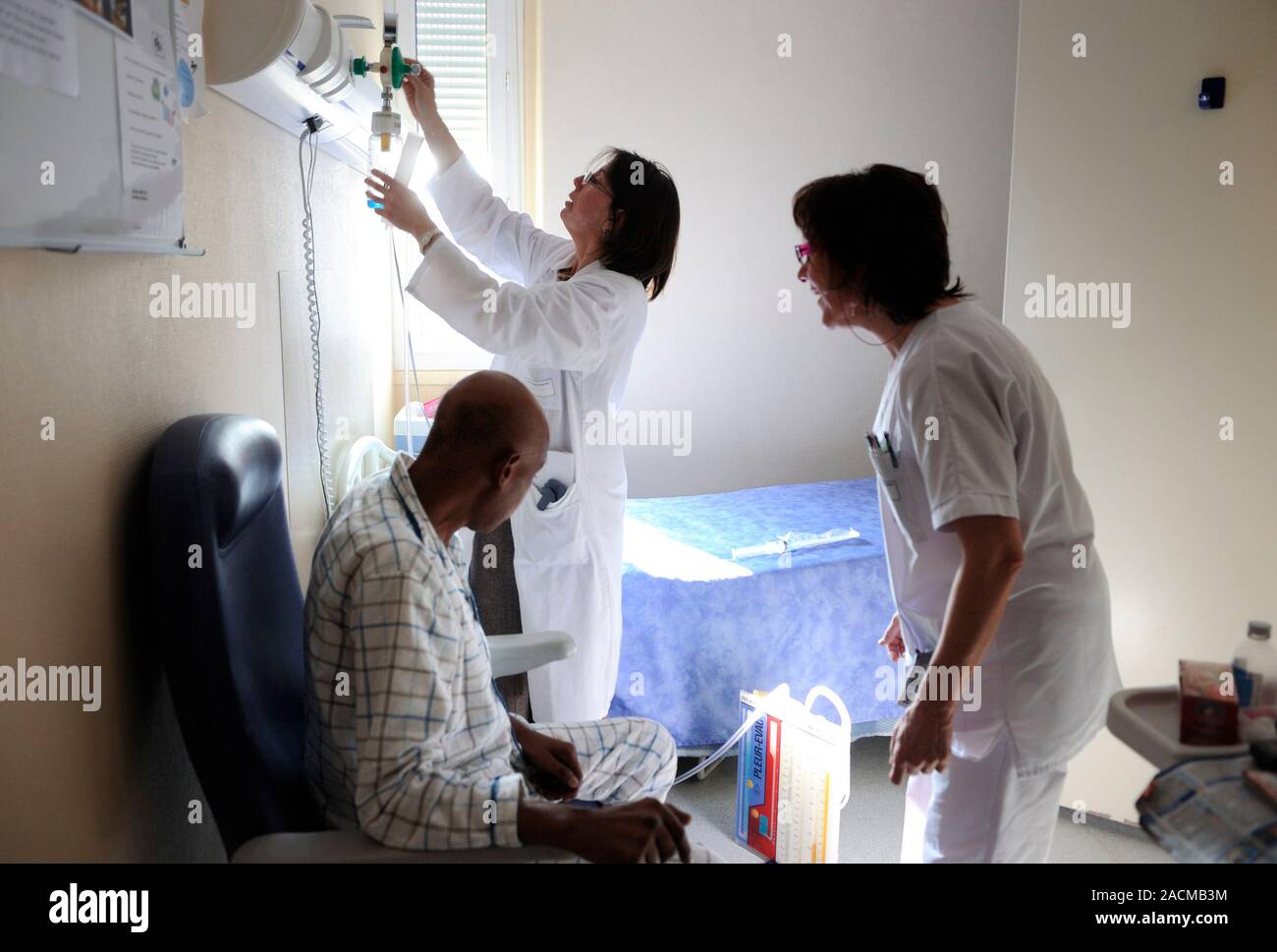 Traitement d'un pneumothorax. Patient de sexe masculin d'être relié à ...