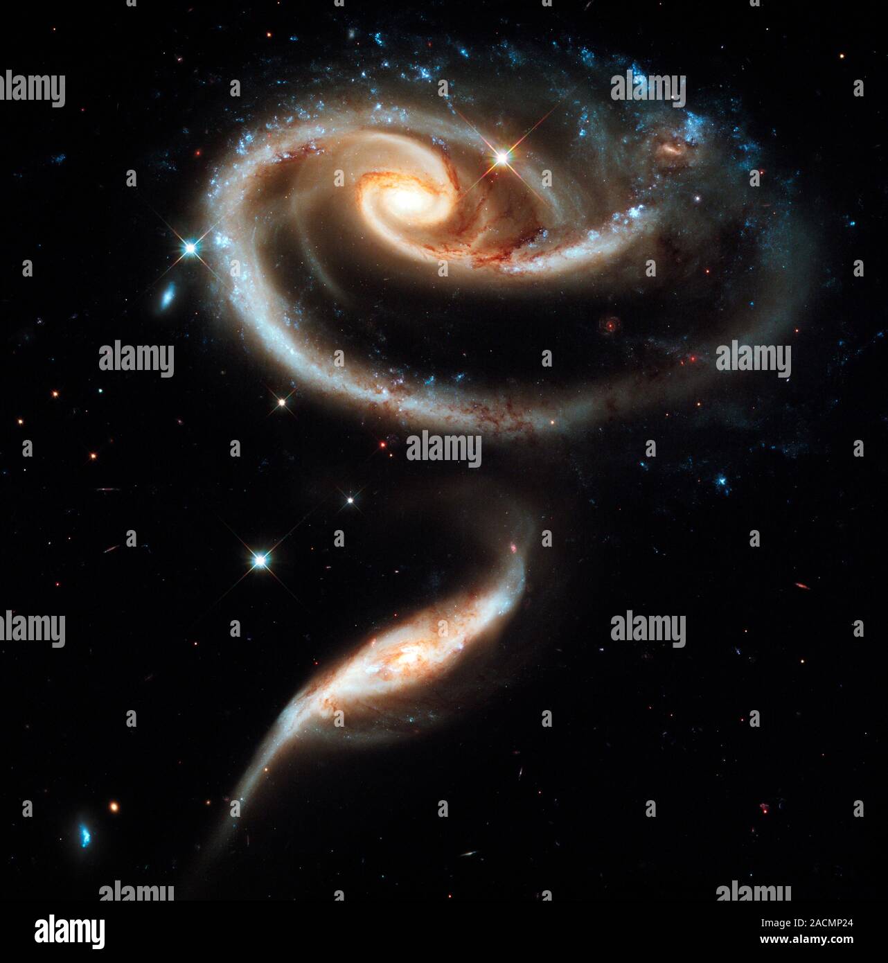Galaxies en interaction arp 273, télescope spatial Hubble (HST) image ... Galaxies en interaction arp 273, télescope spatial Hubble (HST) image ...