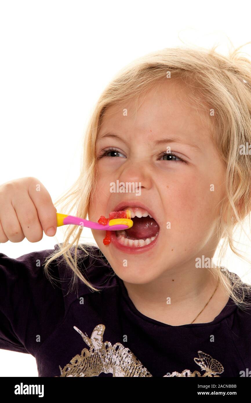 Enfant se brosser les dents Banque de photographies et d’images à haute ...