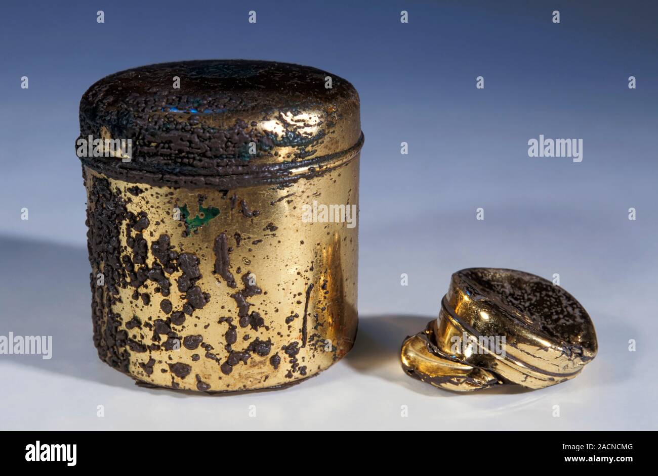 Pot de crème en plaqué or récupéré du RMS Titanic. Le Titanic était le ...