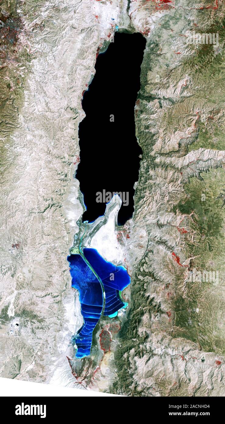 Mer Morte. Image satellite en fausses couleurs de la Mer Morte. Le Nord ...