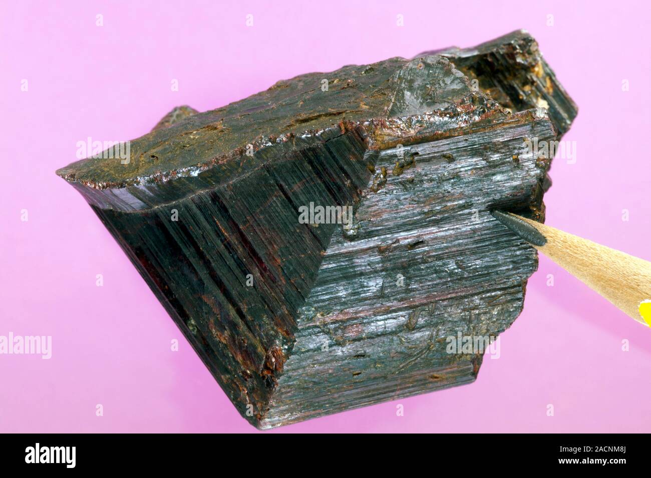 Le rutile minéral. Spécimen de la minéral rutile (oxyde de titane), une ...