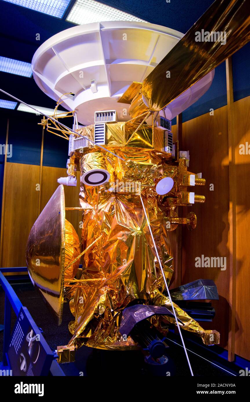L'engin spatial Cassini-Huygens de la moitié de l'échelle dans le ...