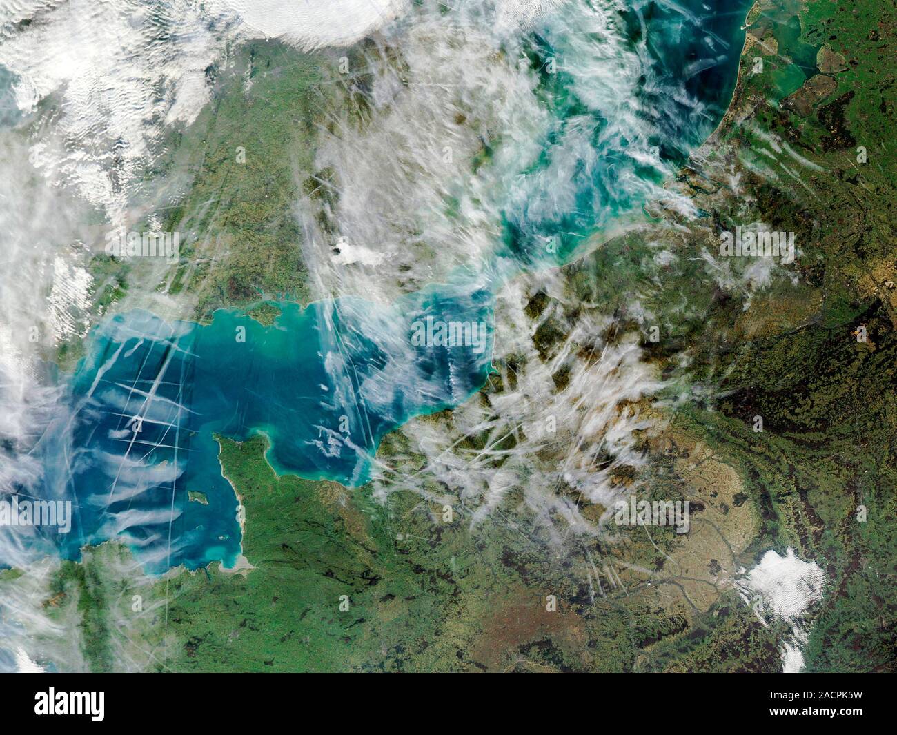 Les traînées de dessus de la Manche, image satellite. Les traînées de ...