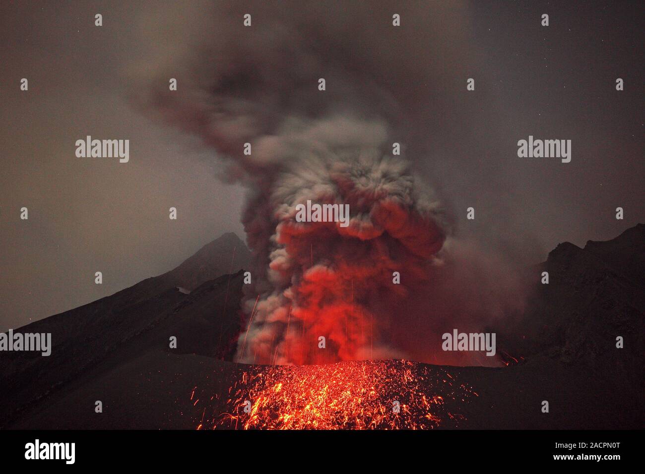 Éruption du volcan Sakurajima, Japon, 2012. Sakurajima est un ...