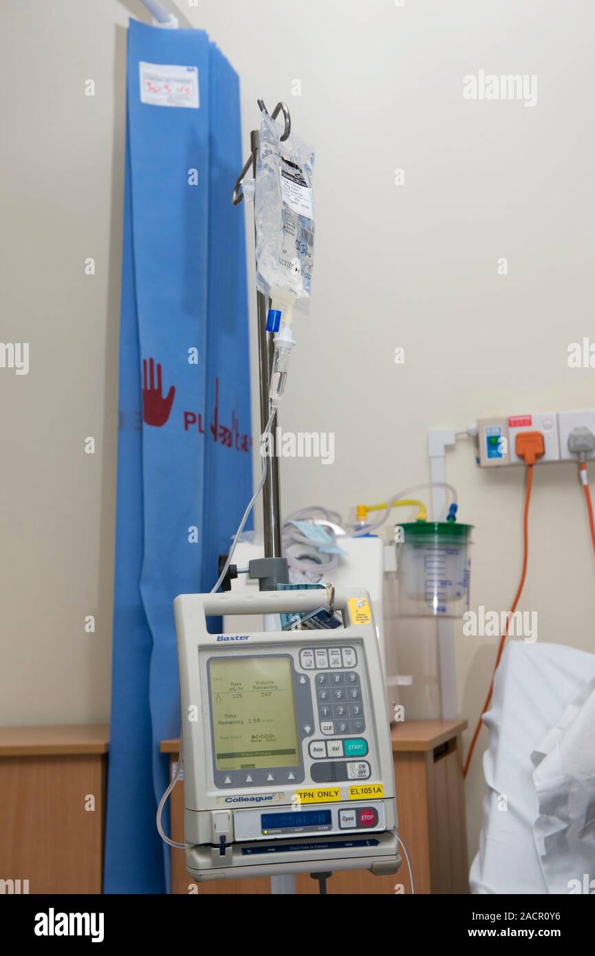 Pompe à perfusion et surveiller (Baxter collègue) utilisé pour ...