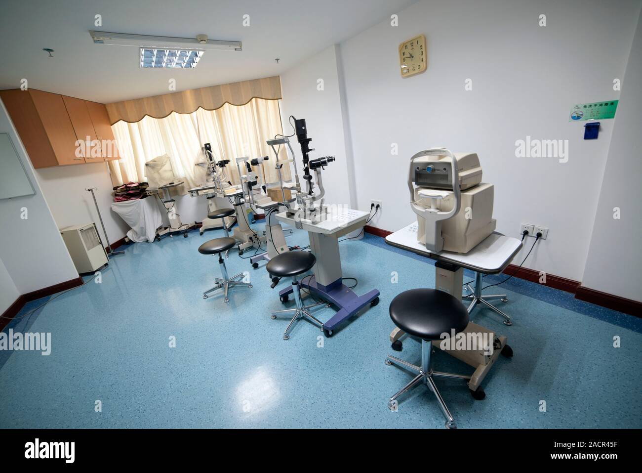 Clinique d'ophtalmologie. L'équipement utilisé pour examiner les yeux ...
