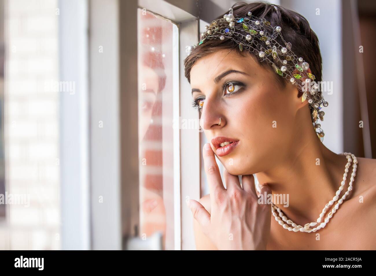Jolie brune Banque de photographies et d’images à haute résolution - Alamy