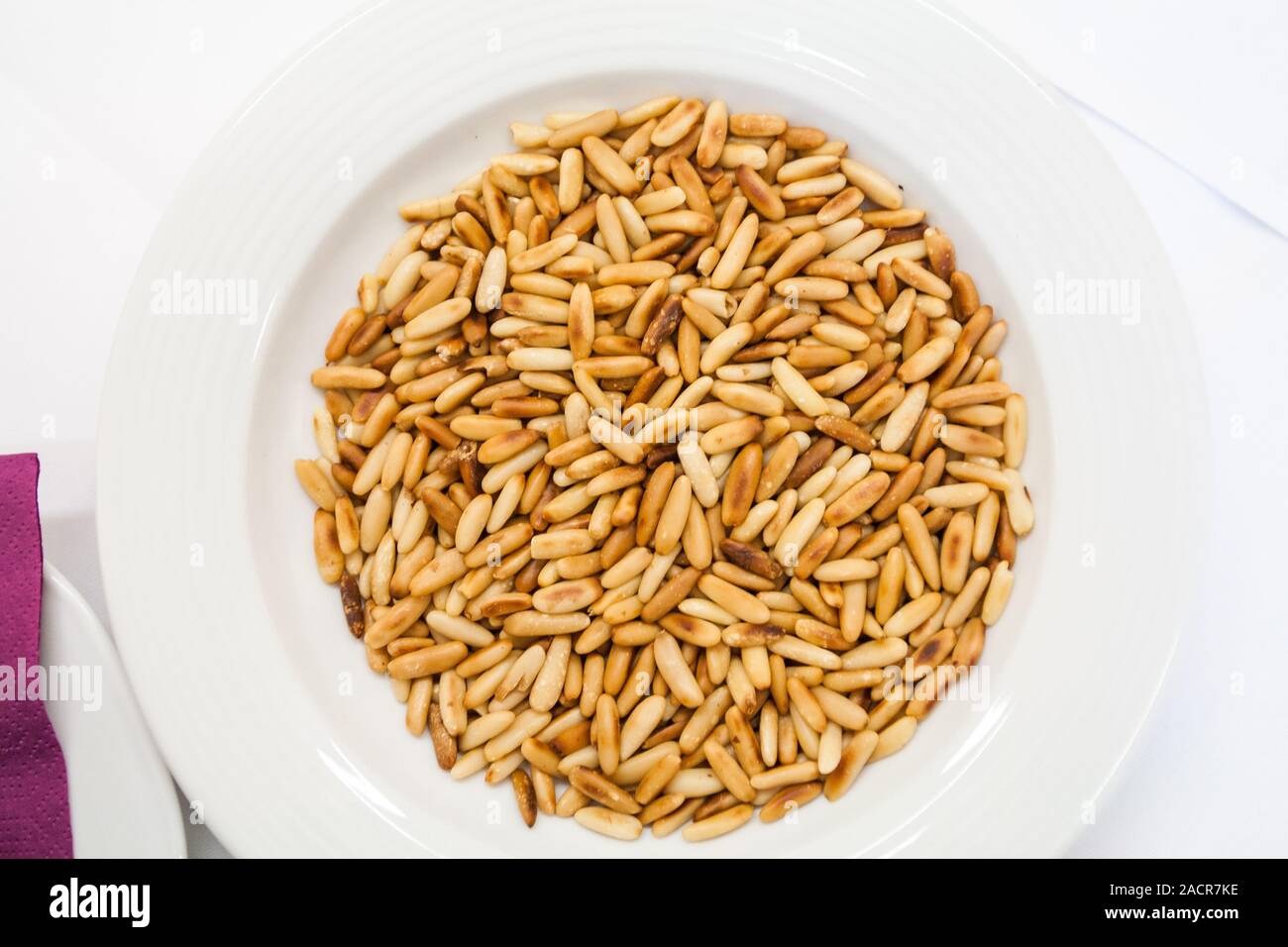 Pignon ou noix de pin Banque de photographies et d’images à haute ...