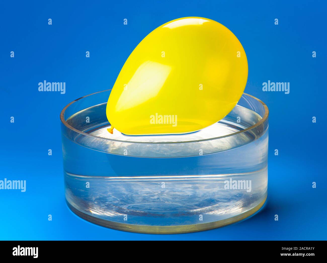 Expérience de la flottabilité. Ballon flottant dans un bassin d'eau ...