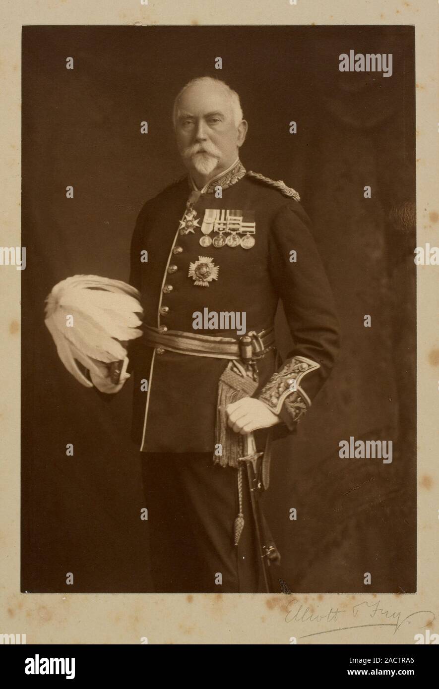 Portrait photographique de Lieut-General Sir John Withers McQueen, en ...