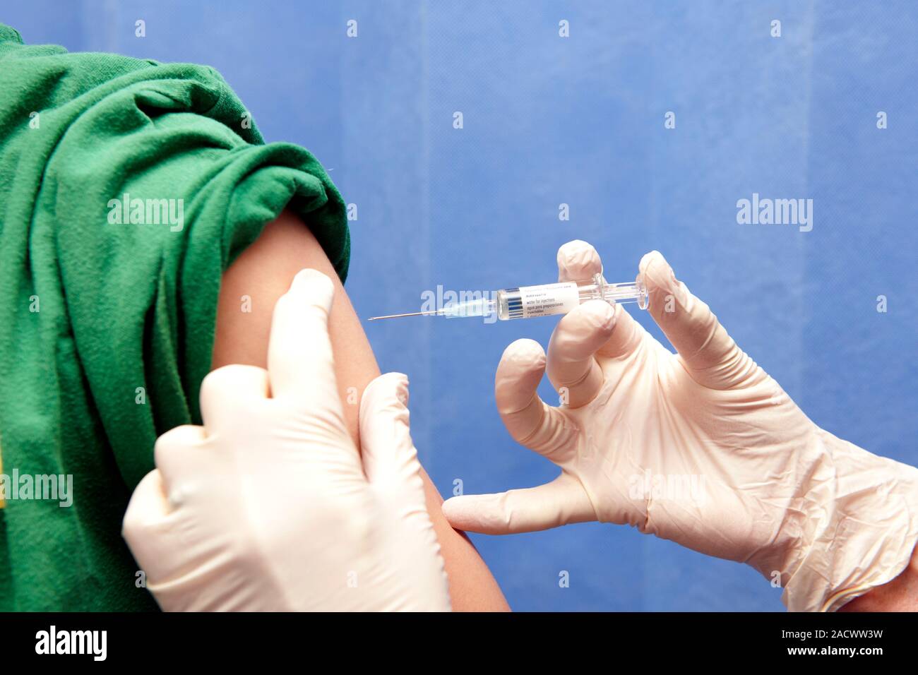 Le RRO. Boy est injecté avec le vaccin ROR. Un vaccin combiné RRO est ...