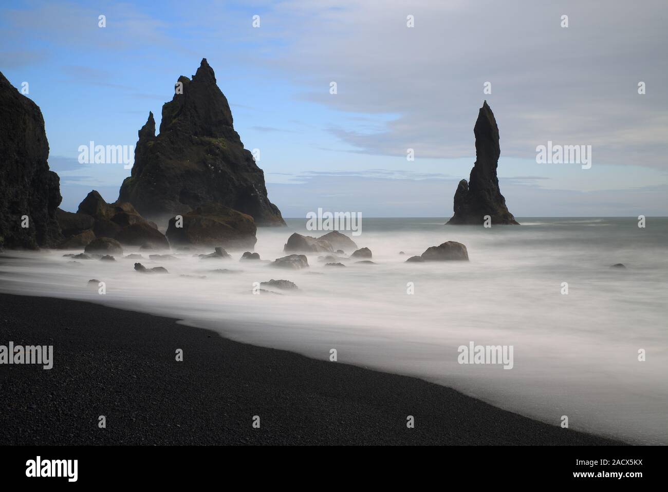 Reynisdrangar stacks de la mer Banque de photographies et d’images à ...