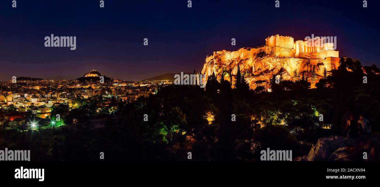 L'Acropole illuminée la nuit à Athènes, Grèce. L'Acropole est une ...