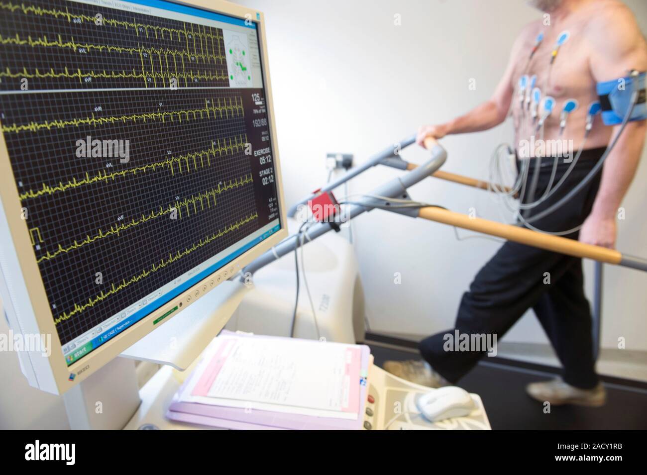 Exercice ECG. Un homme soumis à des épreuves d'effort sur un tapis ...