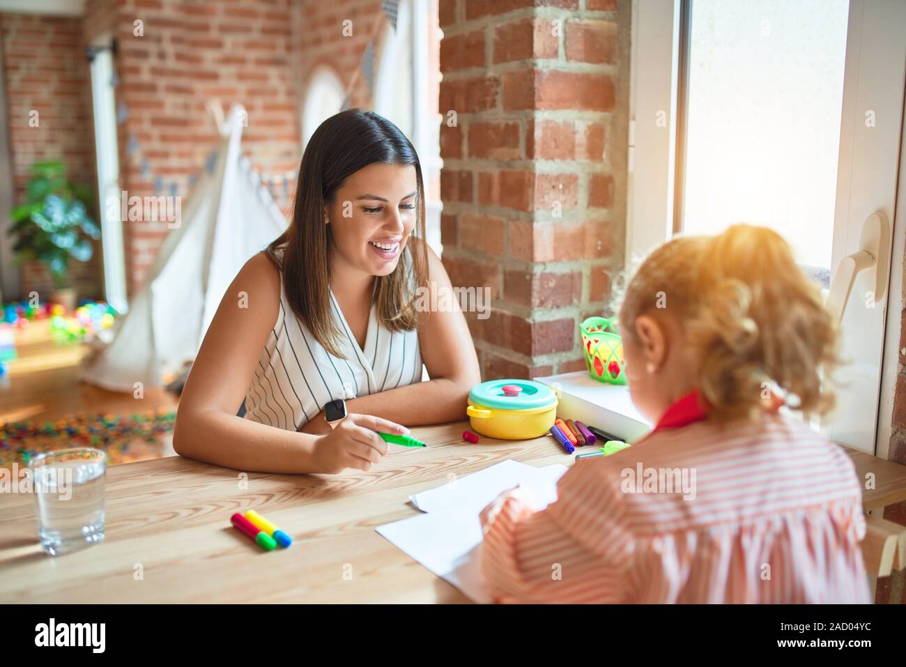 Belle blonde et enseignant student girl wearing school uniform dessin ...