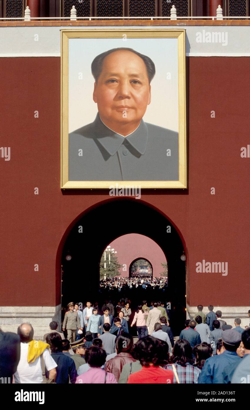 Le président Mao - le portrait de Mao Zedong est suspendu à l'entrée de ...