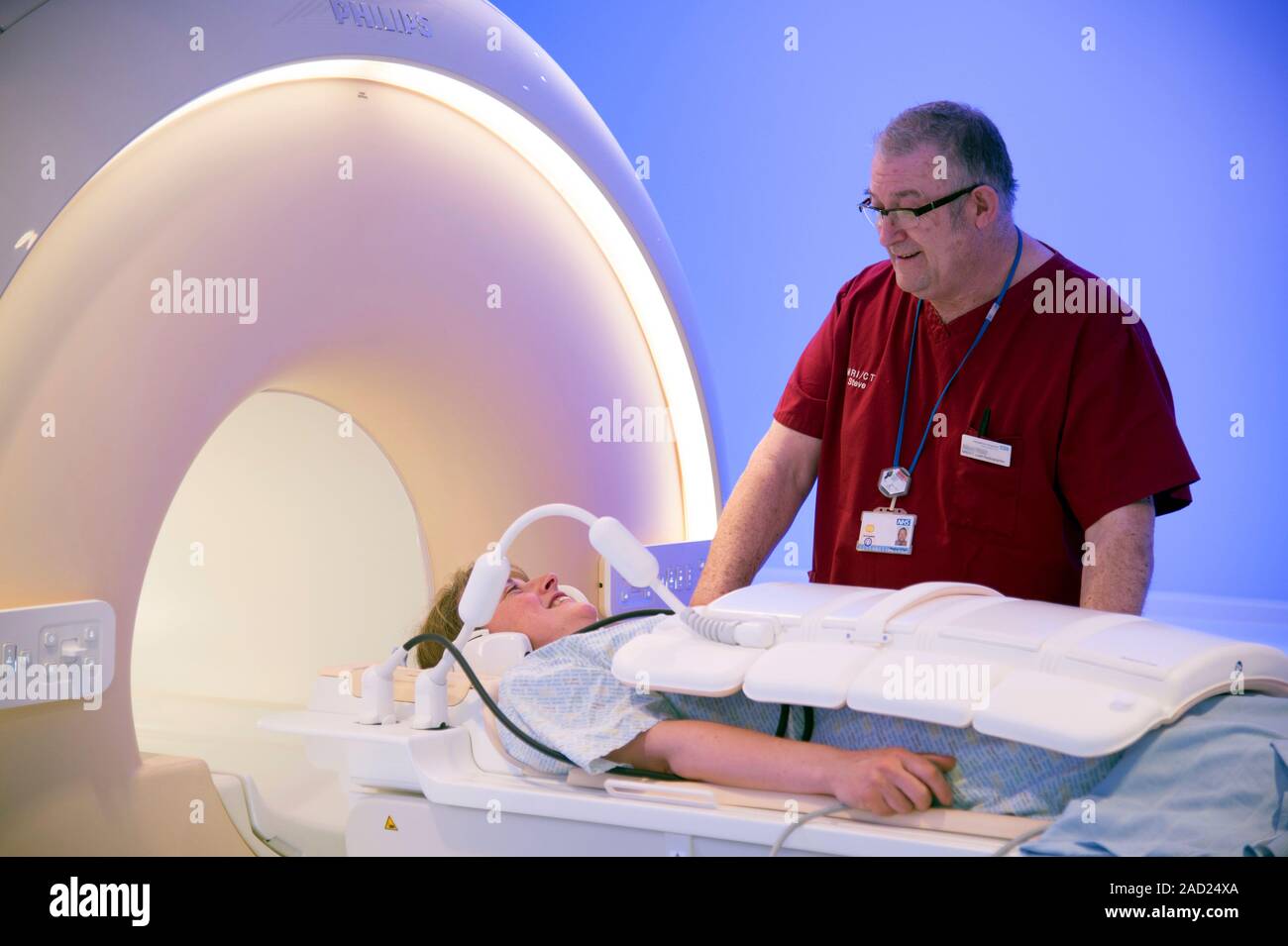 Manipulateur en préparation d'un examen IRM. Manipulateur en parlant ...
