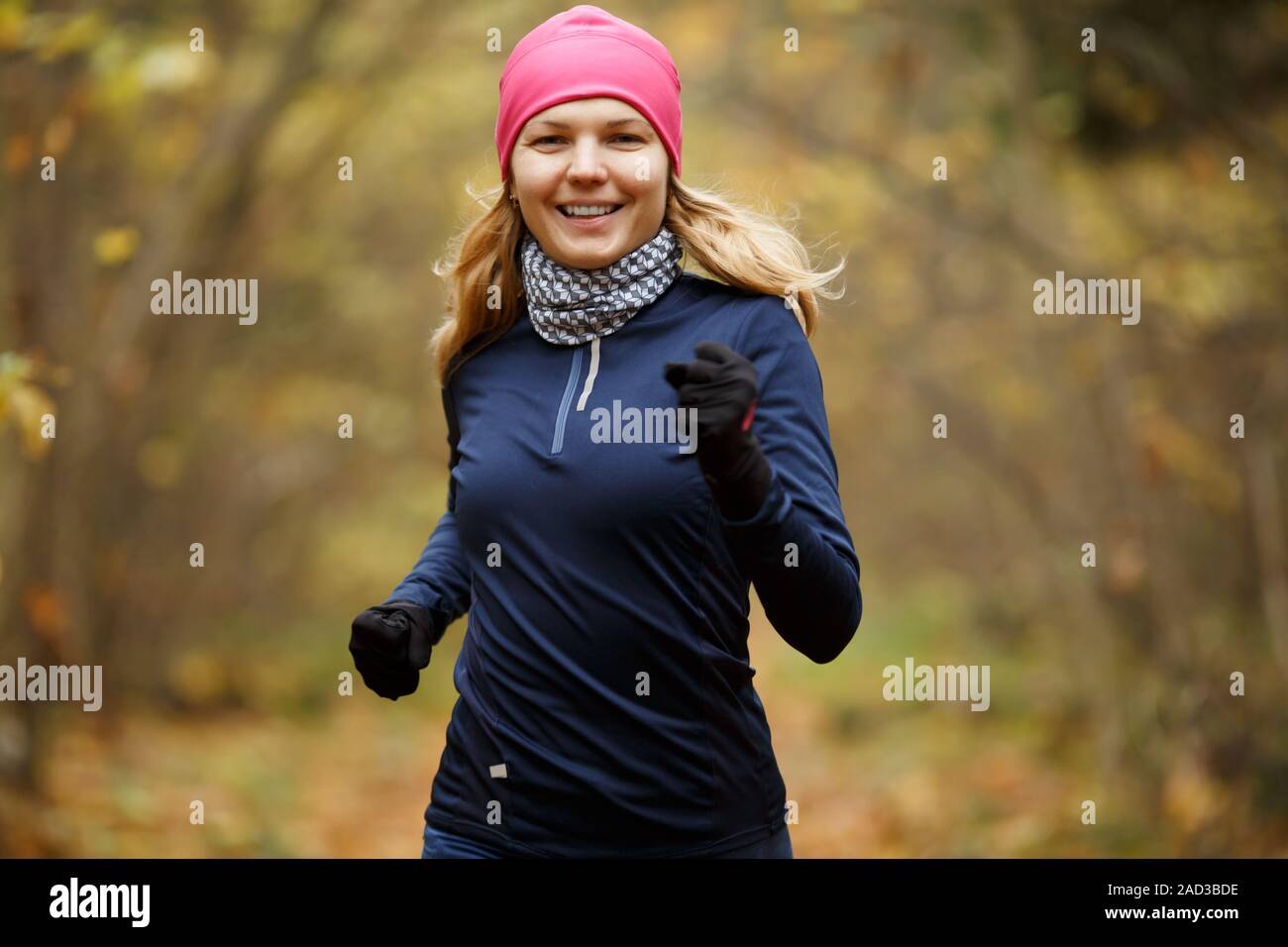 Fille jogging Banque de photographies et d’images à haute résolution ...