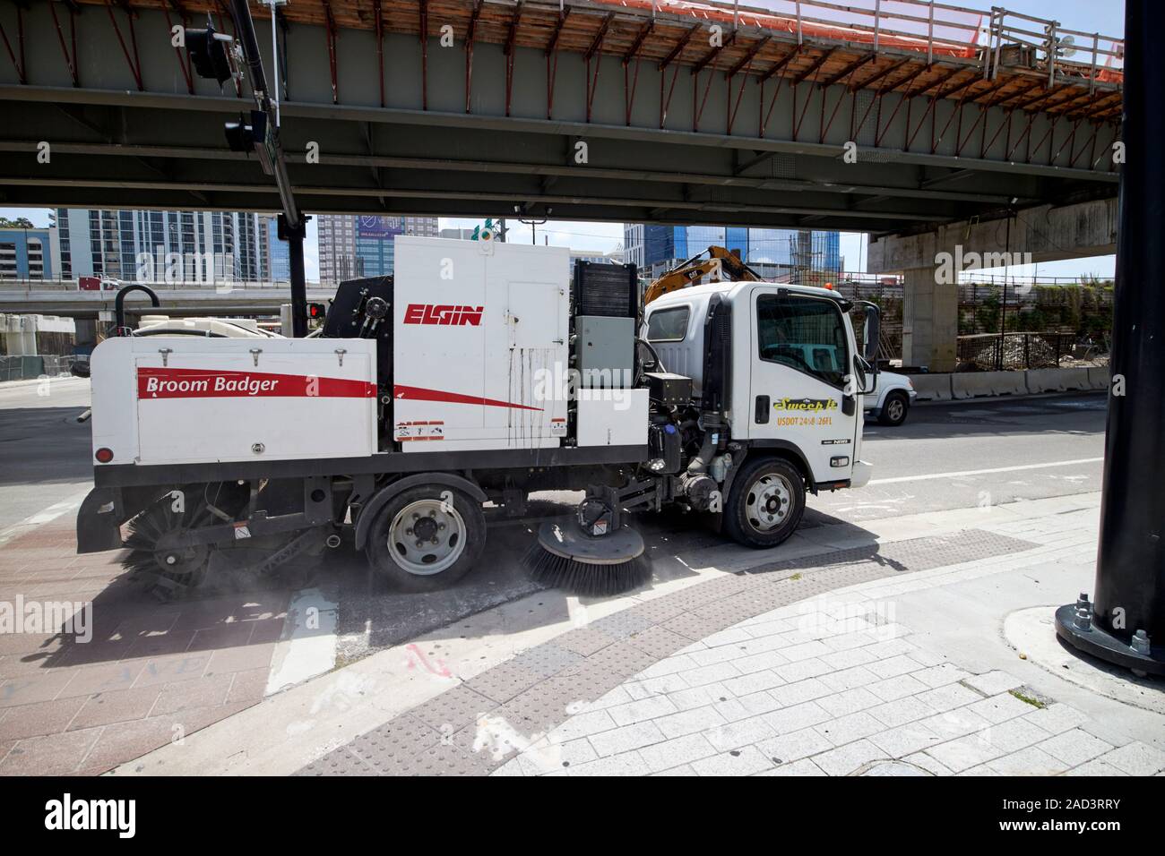 Balai elgin badger le balayage des rues du centre-ville de véhicules ...