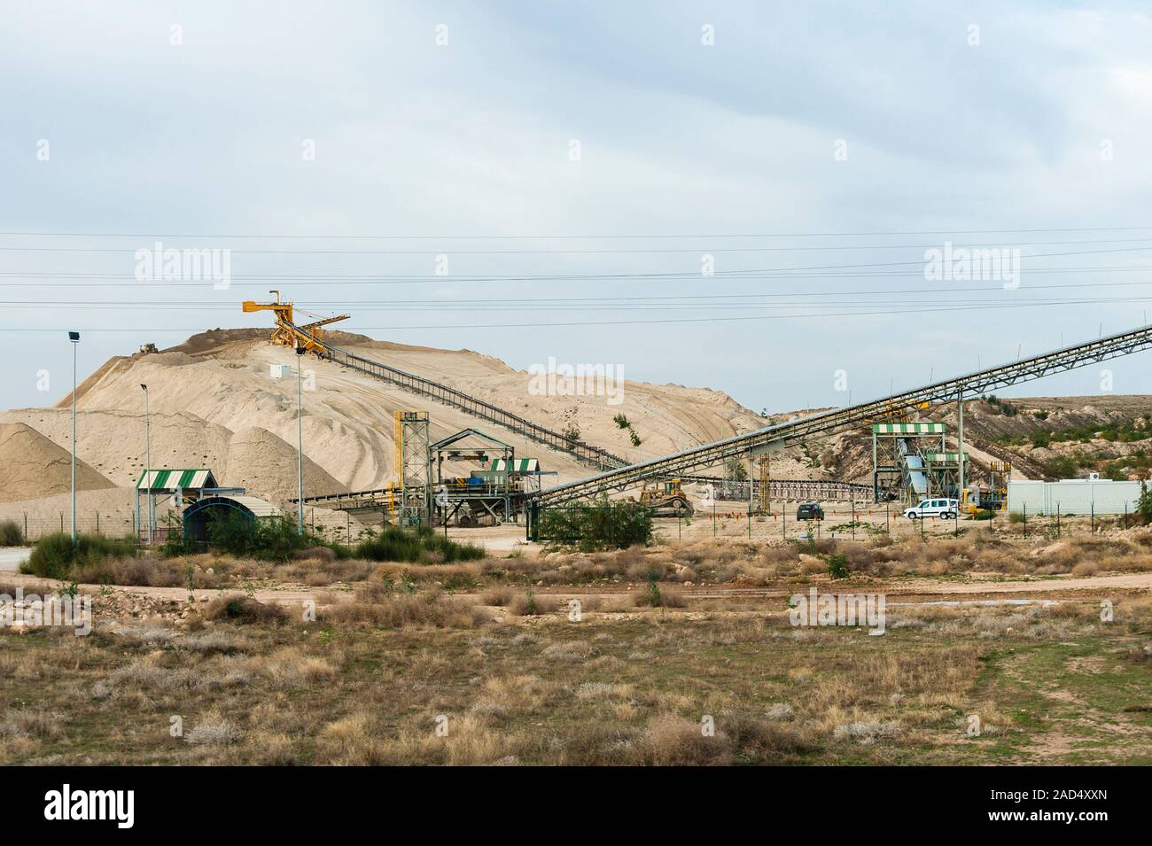 Mine de phosphate. Convoyeurs à une mine de phosphate de Khouribga, au ...