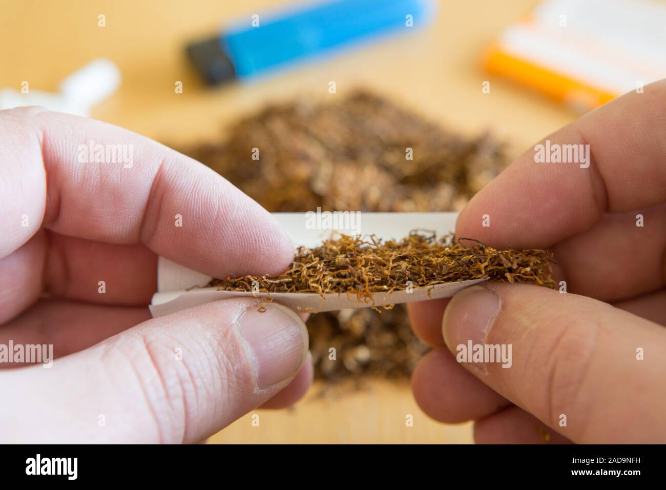 Rouler une cigarette Banque de photographies et d’images à haute ...