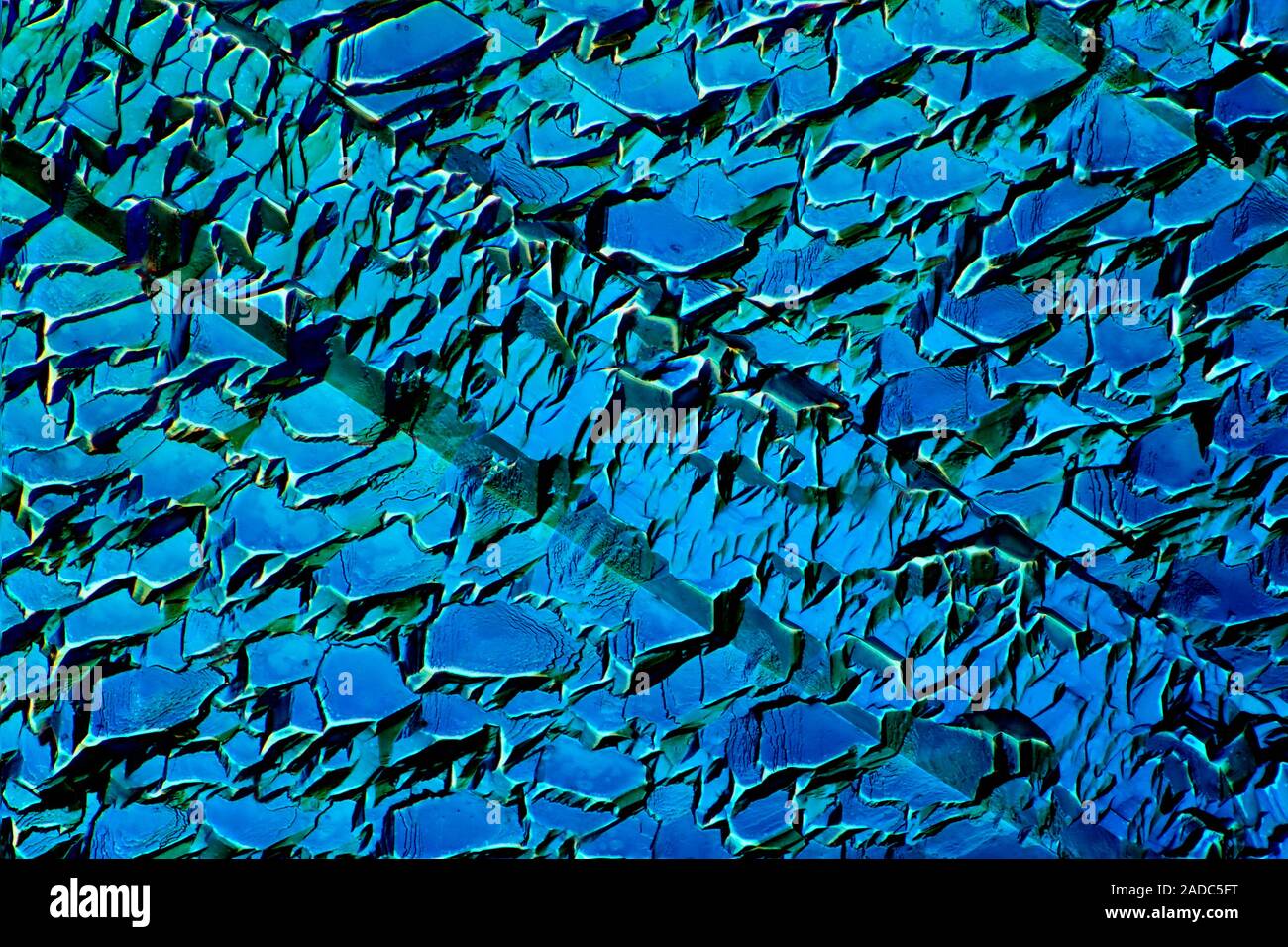 Micrograph Light d'une cellule solaire en silicium polycristallin ...