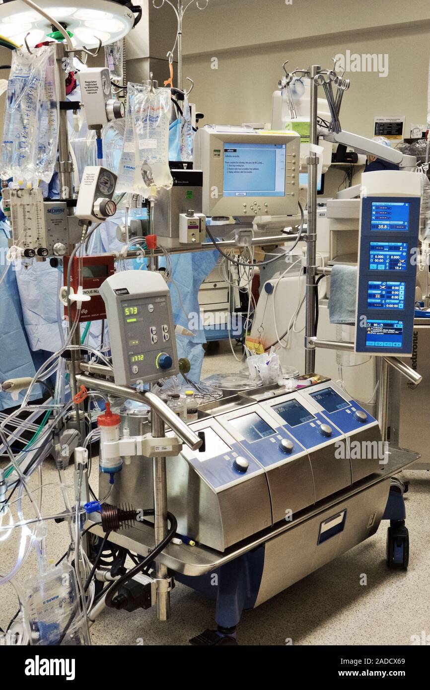 Coeur-poumon artificiel pour une chirurgie à cœur ouvert. Cette machine ...