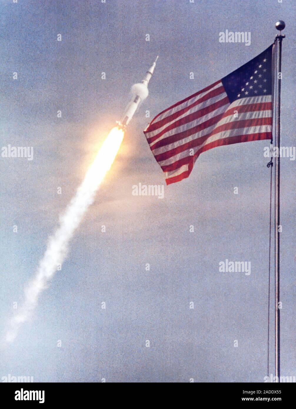 Lancement de l'engin spatial Apollo 11 en haut d'une fusée Saturn V du ...
