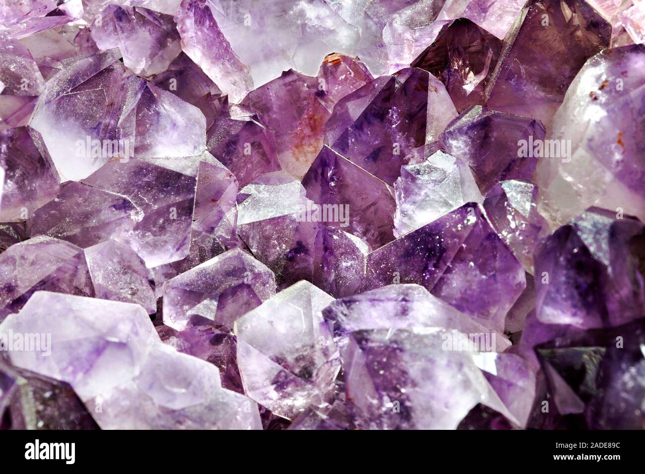 Les cristaux d'améthyste. L'améthyste est une variété de quartz violet ...