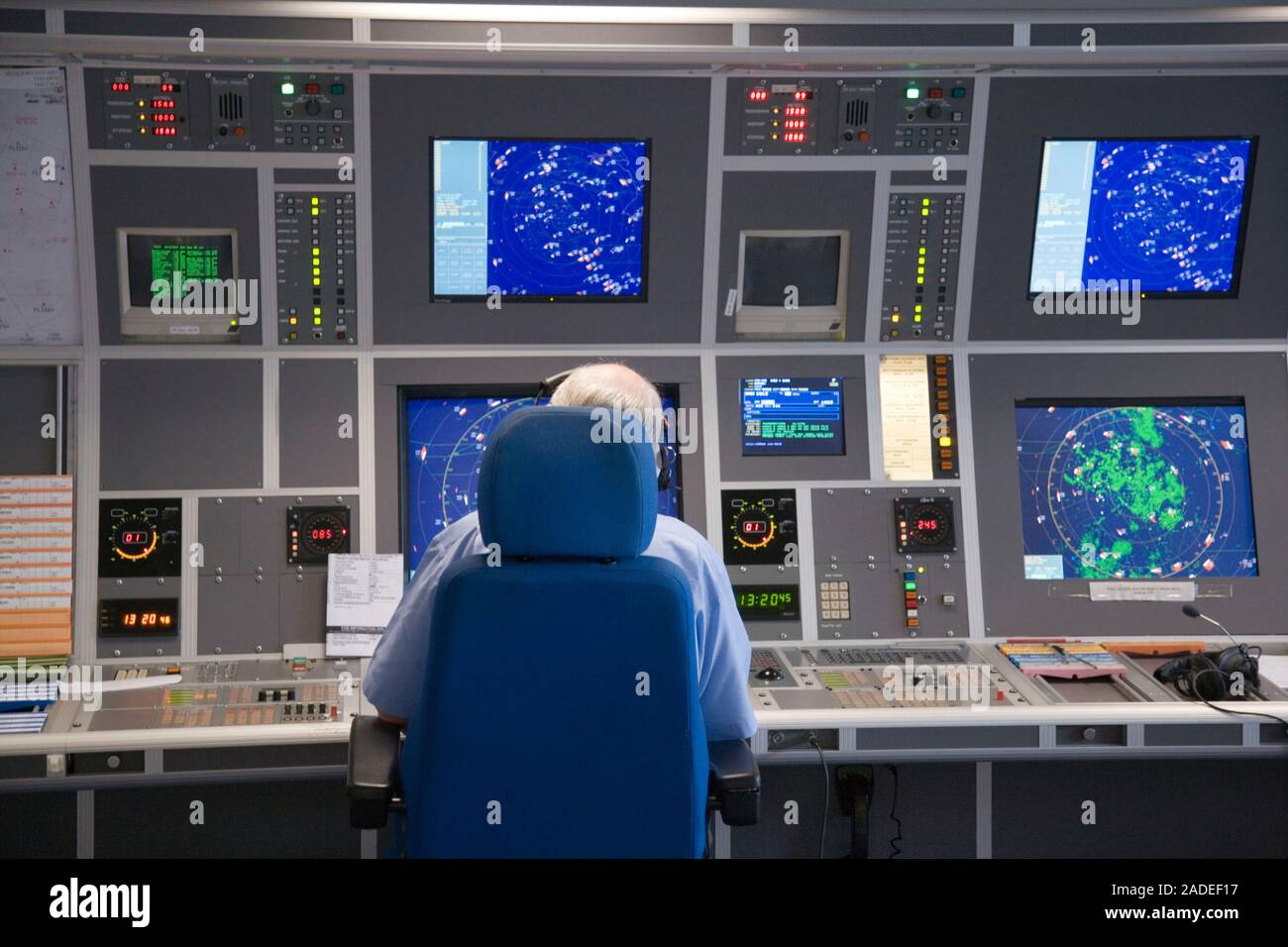 Tour de contrôle de la circulation aérienne à l'opérateur de regarder ...