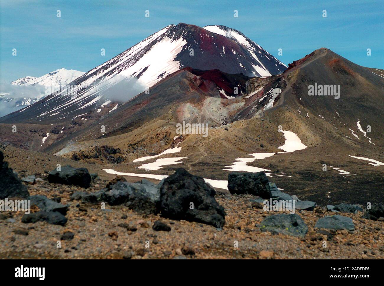 Les volcans de Tongariro, en Nouvelle-Zélande. Vue depuis le mont ...