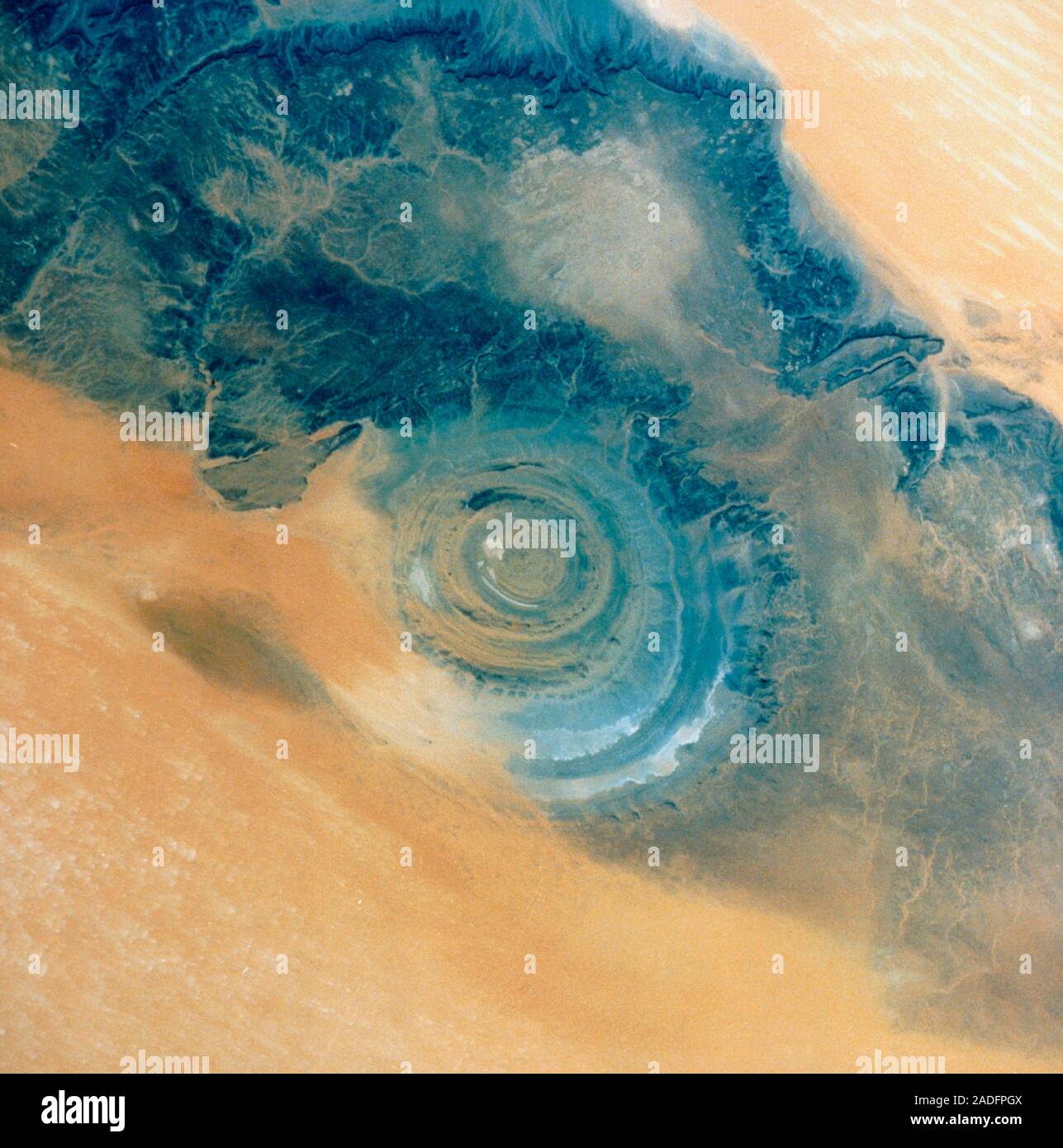 La structure de Richat dans le désert du Sahara, vu de la navette ...