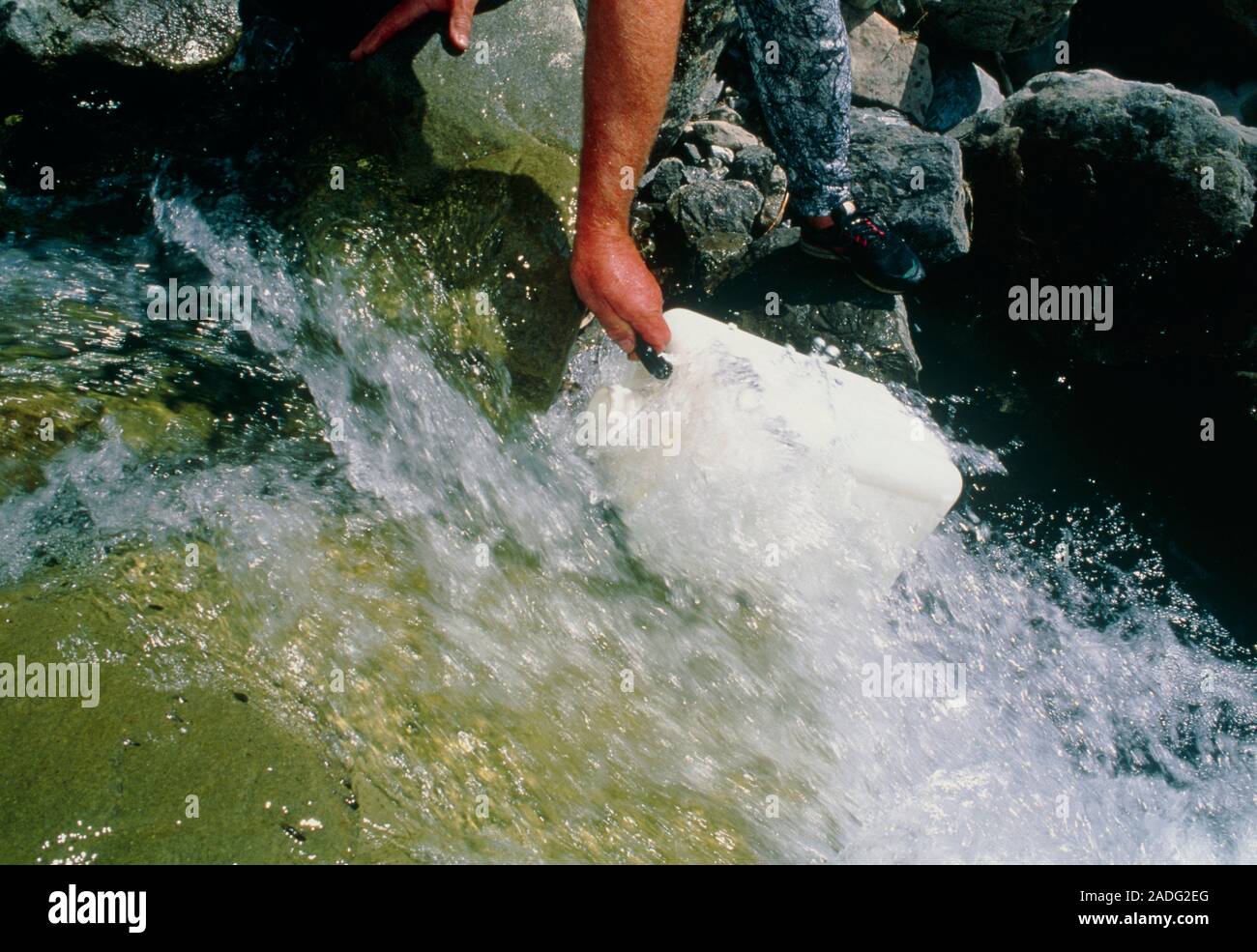 Radiactivity la mesure. Chercheur en prenant un échantillon d'eau d'une ...