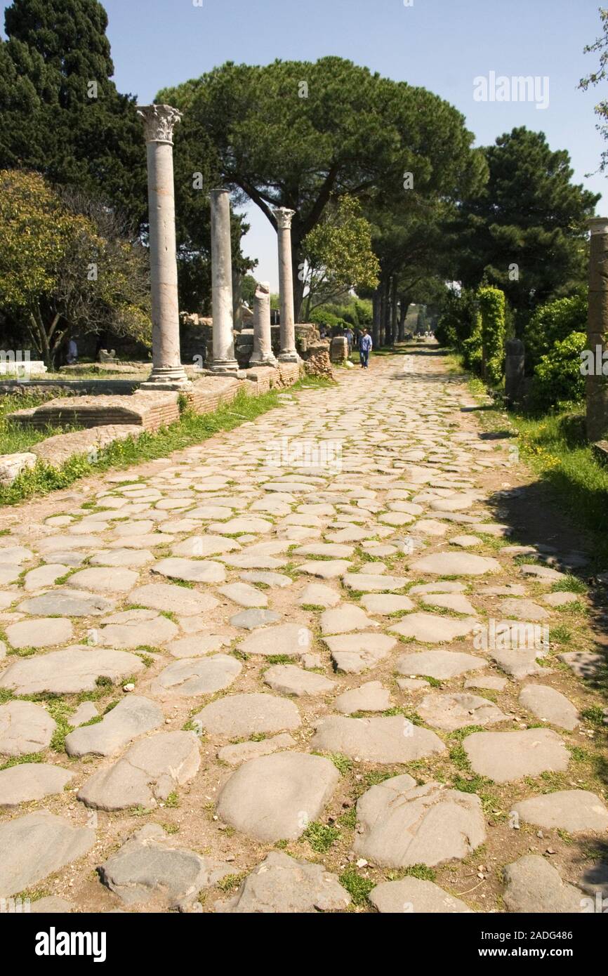 Voie romaine. Cette route passe par Ostia Antica, ancien port romain ...