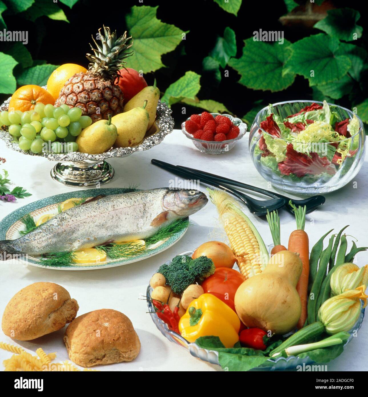 Alimentation équilibrée. Vue d'un tableau rempli de divers aliments ...