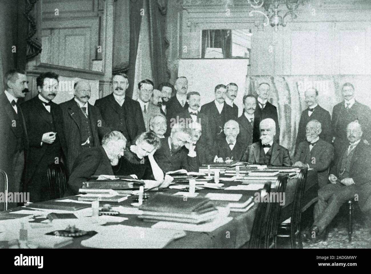 Portrait de groupe des scientifiques qui ont participé à la première ...