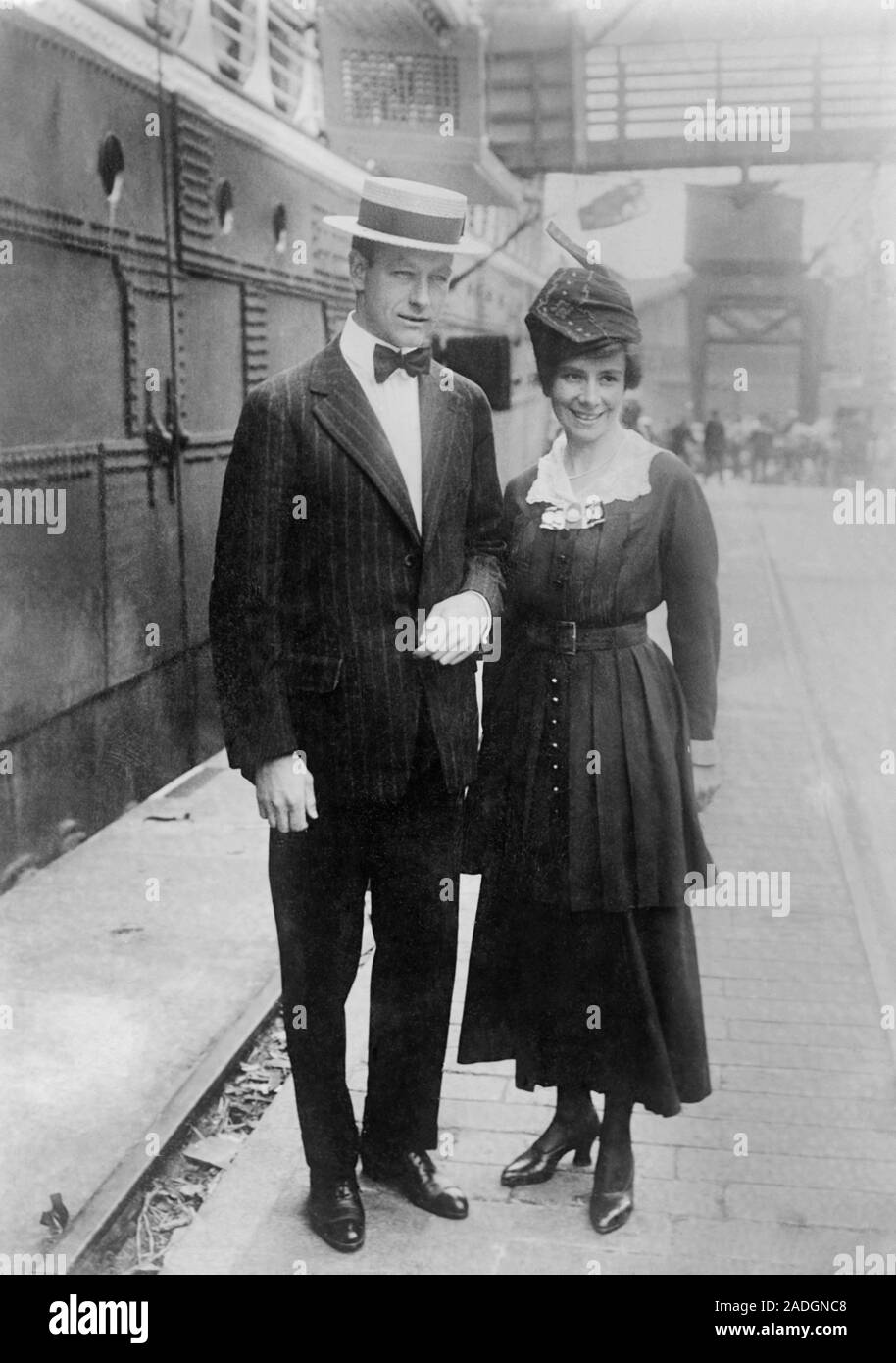 Roy Chapman Andrews (1884-1960), explorateur américain, debout avec son ...