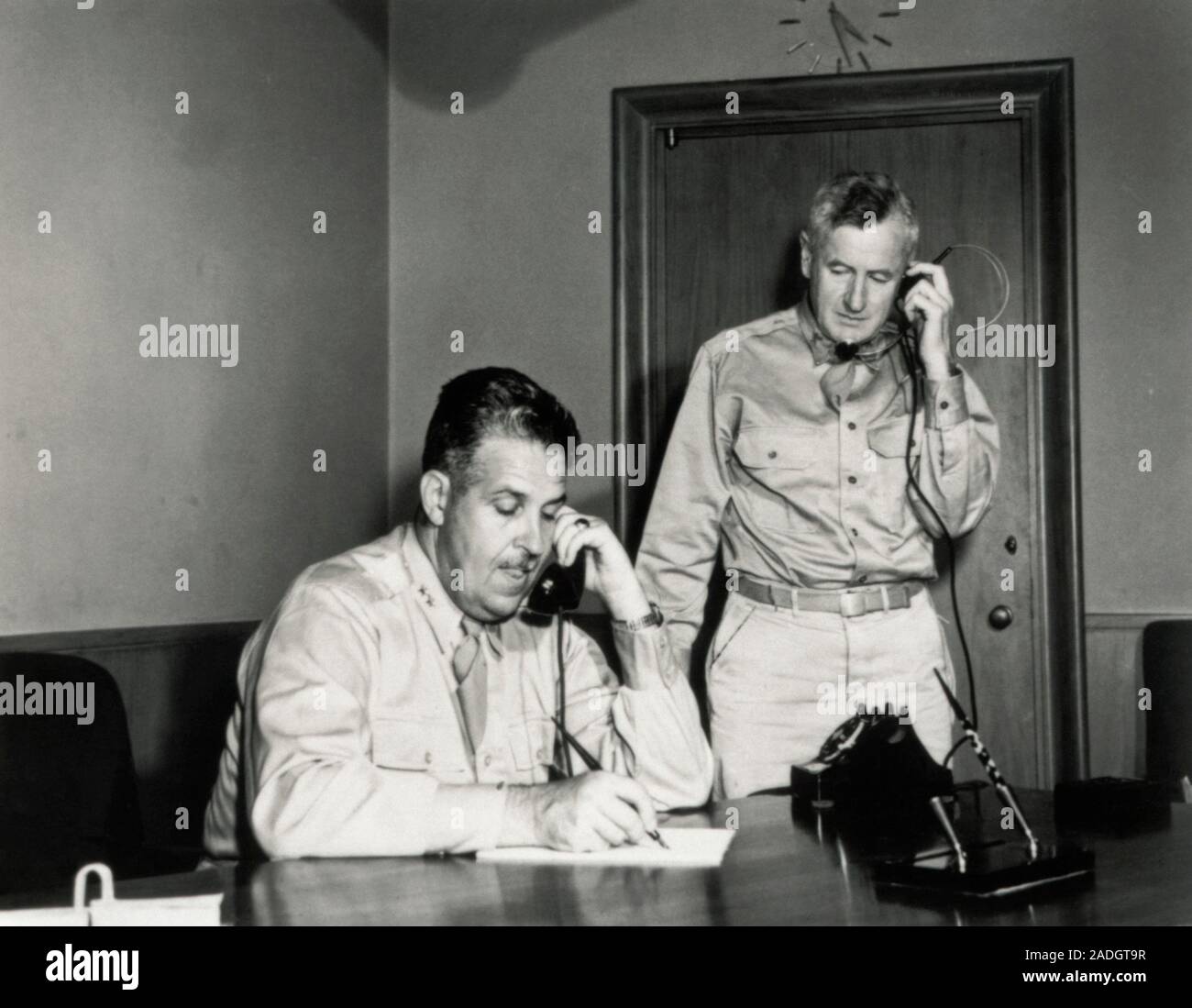 Le général Leslie R. Groves (à gauche), chef du projet Manhattan, le ...