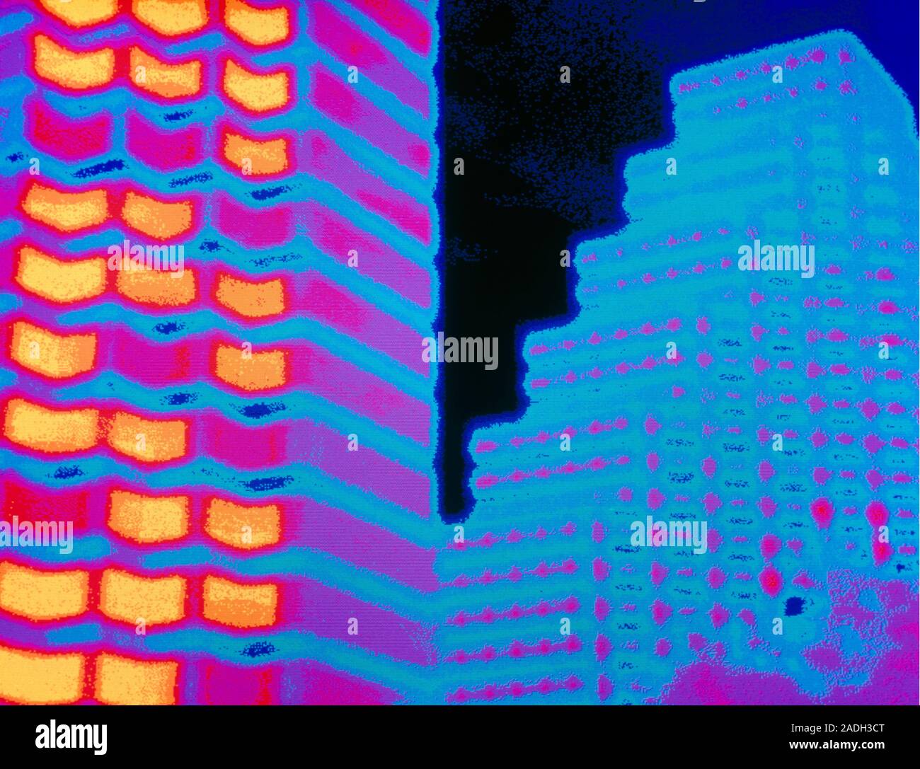 Chaleur d'édifices à bureaux. Thermogramme de couleur de l'extérieur de ...