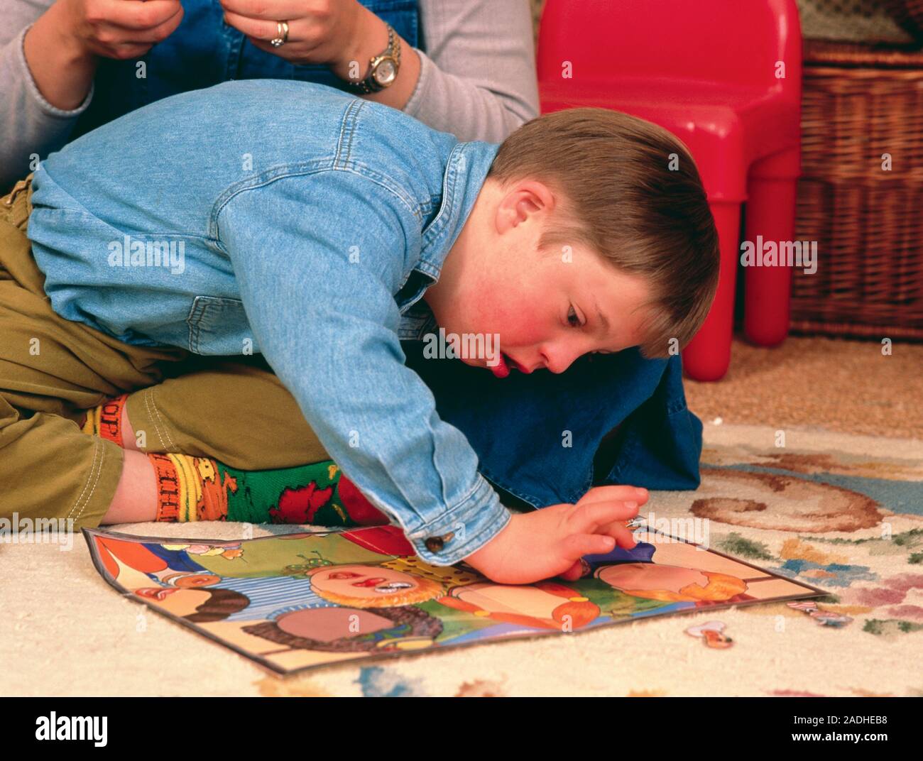 Le syndrome de Down. Un garçon de 7 ans avec le syndrome de Down, aussi ...