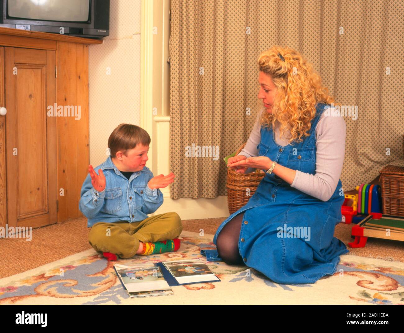 Le syndrome de Down. Un garçon de sept ans atteints du syndrome de Down ...