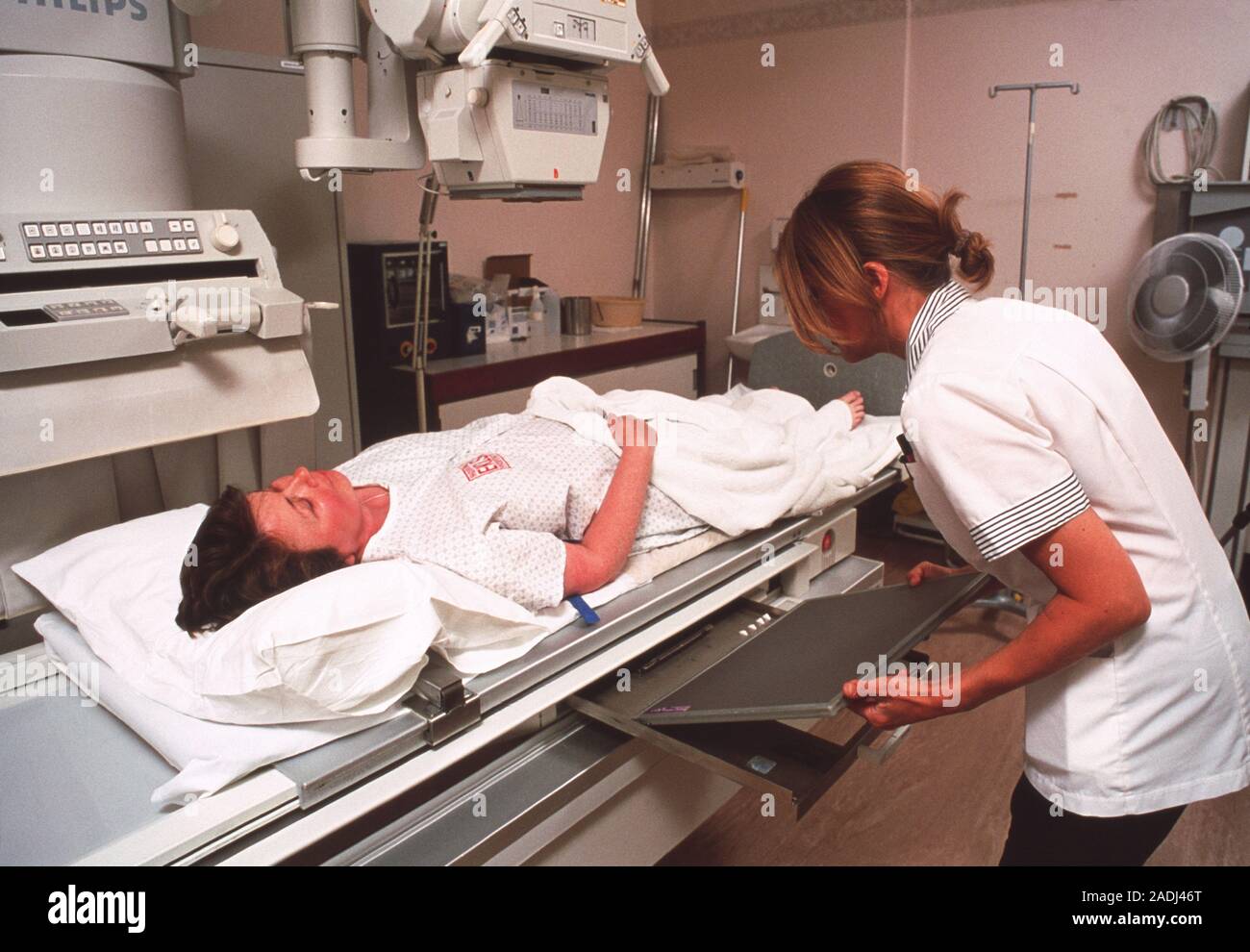 L'urographie. La préparation d'un radiologiste femme pour un urogramme ...