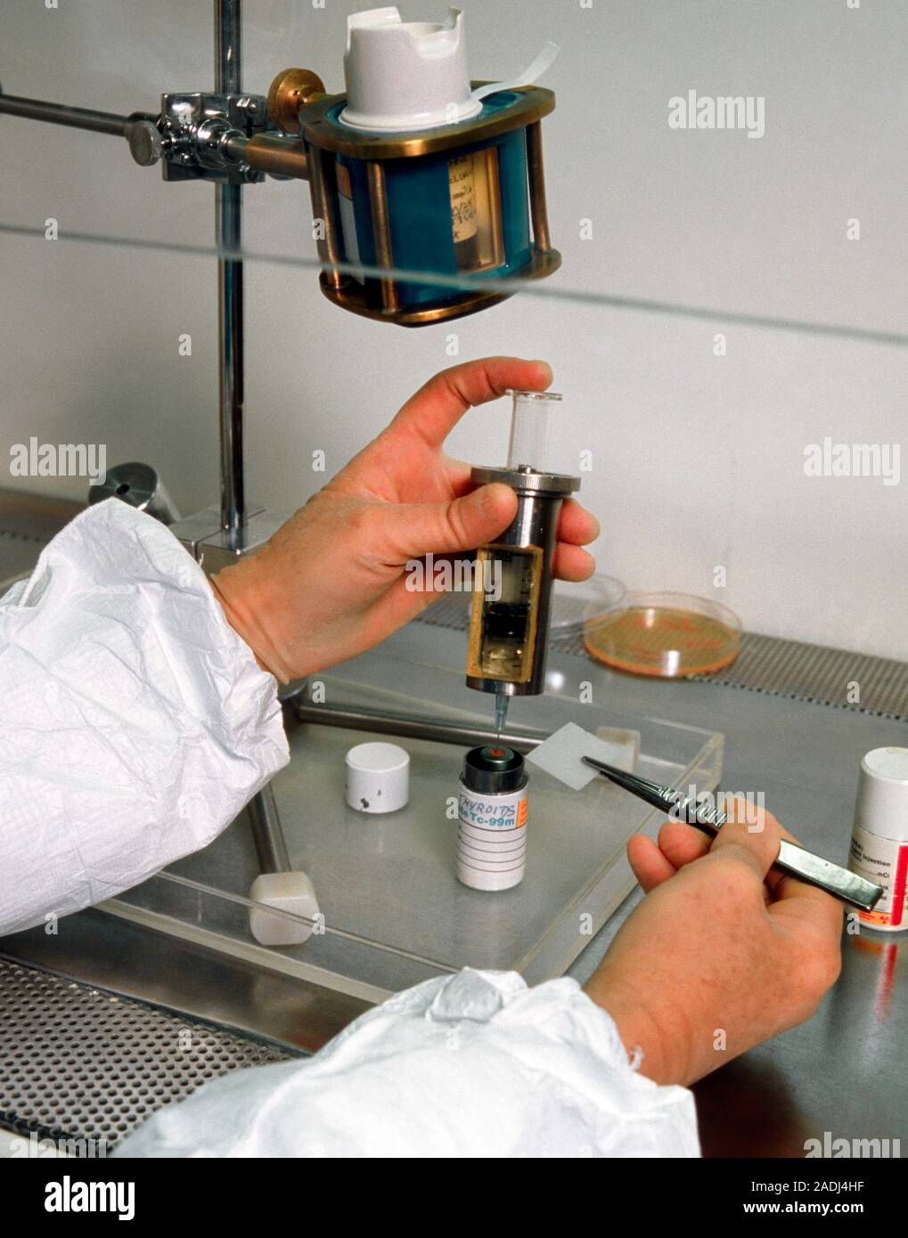 Préparation d'une injection de technétium-99m (Tc-99m) pour des ...