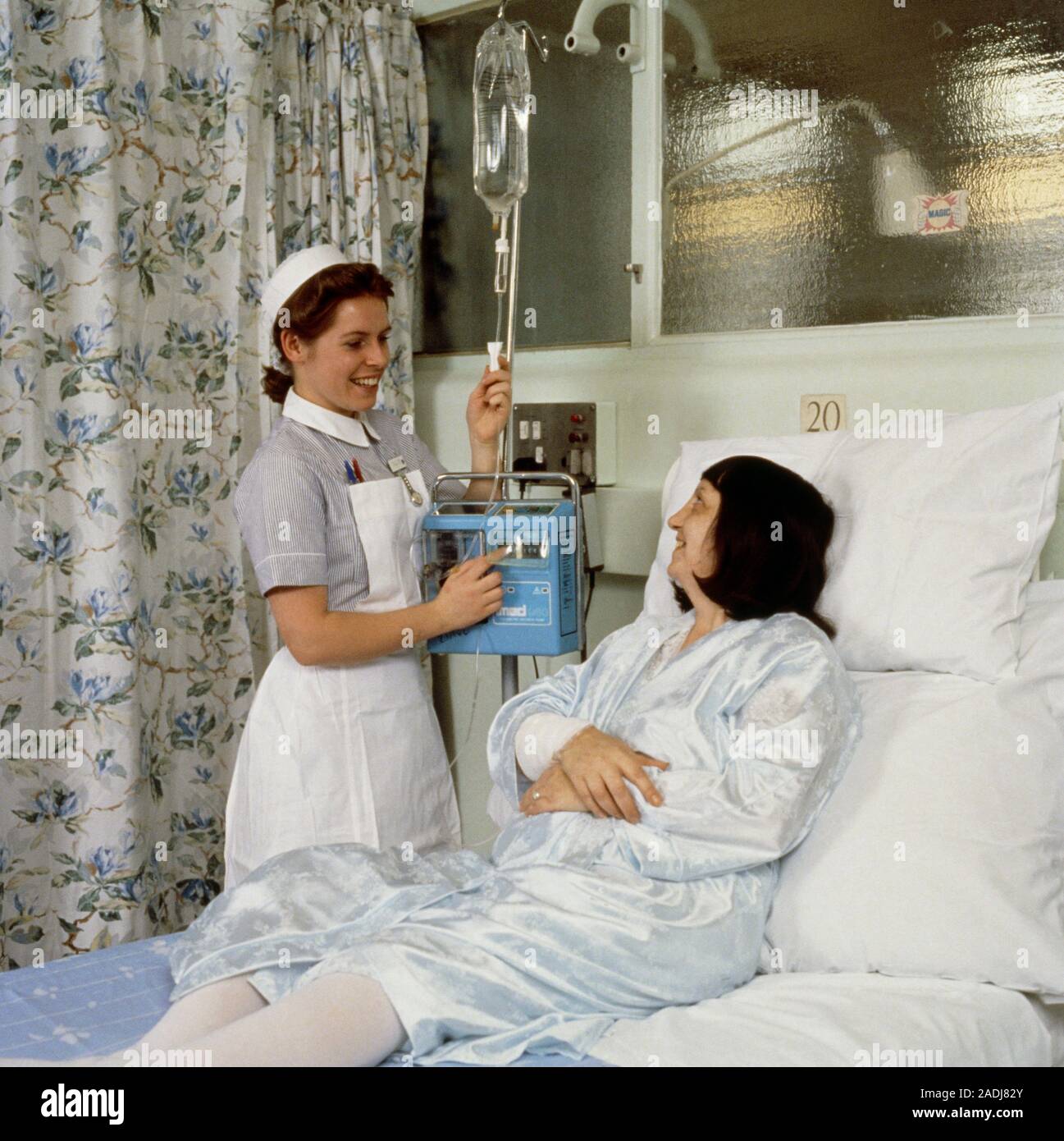 Réglage de l'infirmière d'une pompe à perfusion, un type de goutte ...