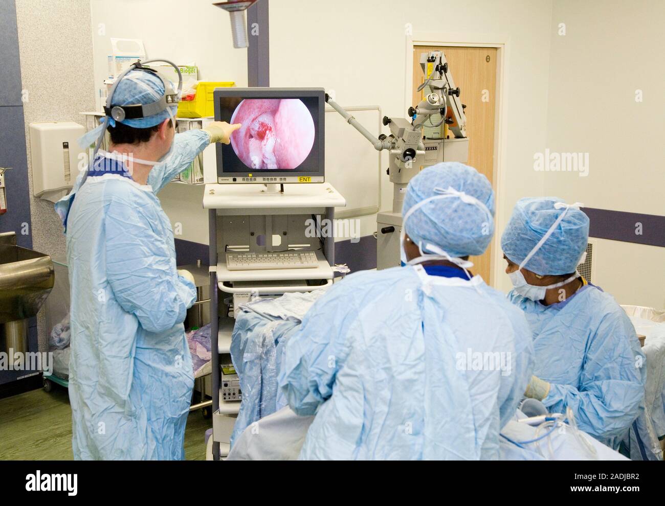 La chirurgie des sinus. Chirurgiens d'effectuer la chirurgie ...